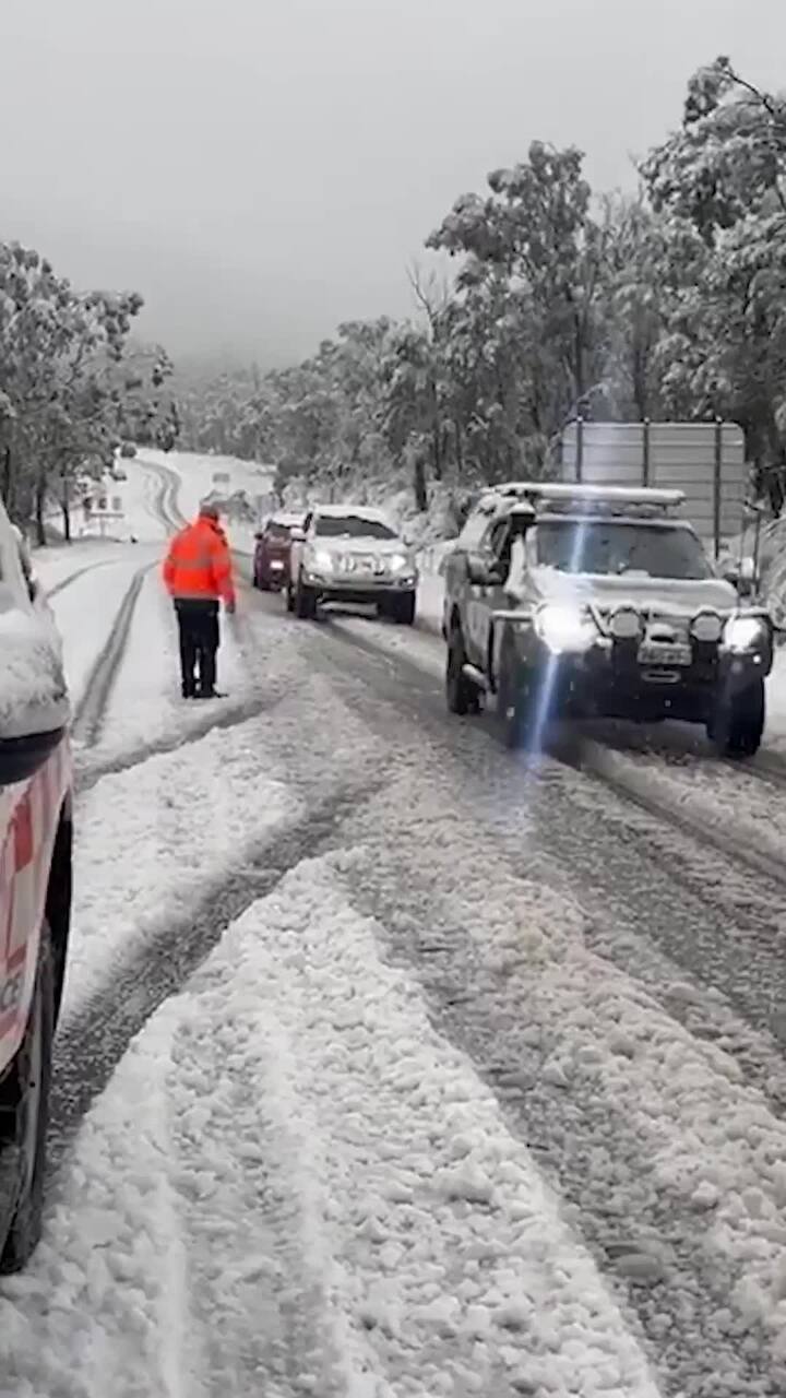 SES helps Over 100 vehicles stuck in snowstorm | news.com.au ...
