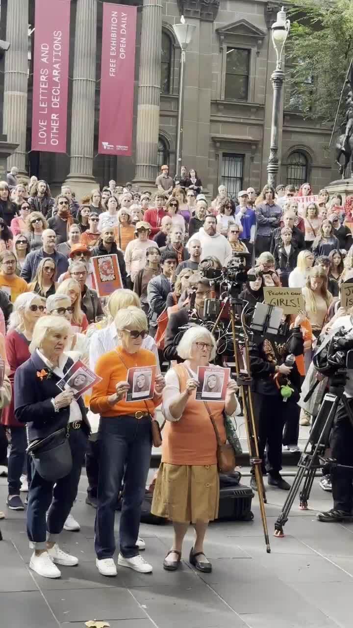 Hundreds turn up to ptotest dismissal of charges relating to the death ...