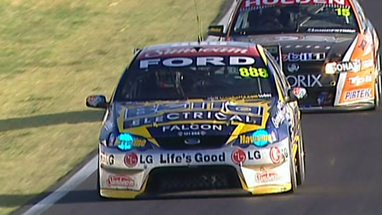 Flashback: Lowndes holds off Kelly for emotional Bathurst win | Supercars