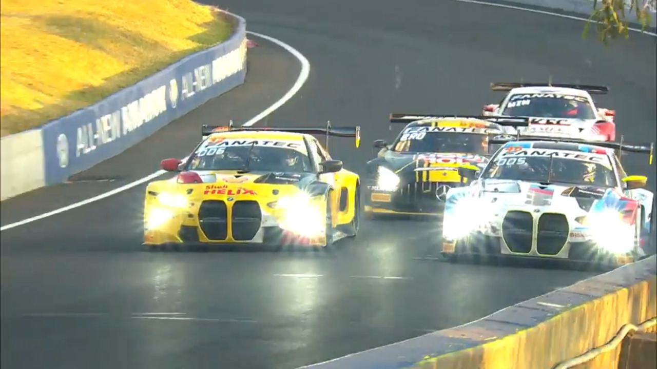 First pit stops trigger tense scrap between leaders | Supercars