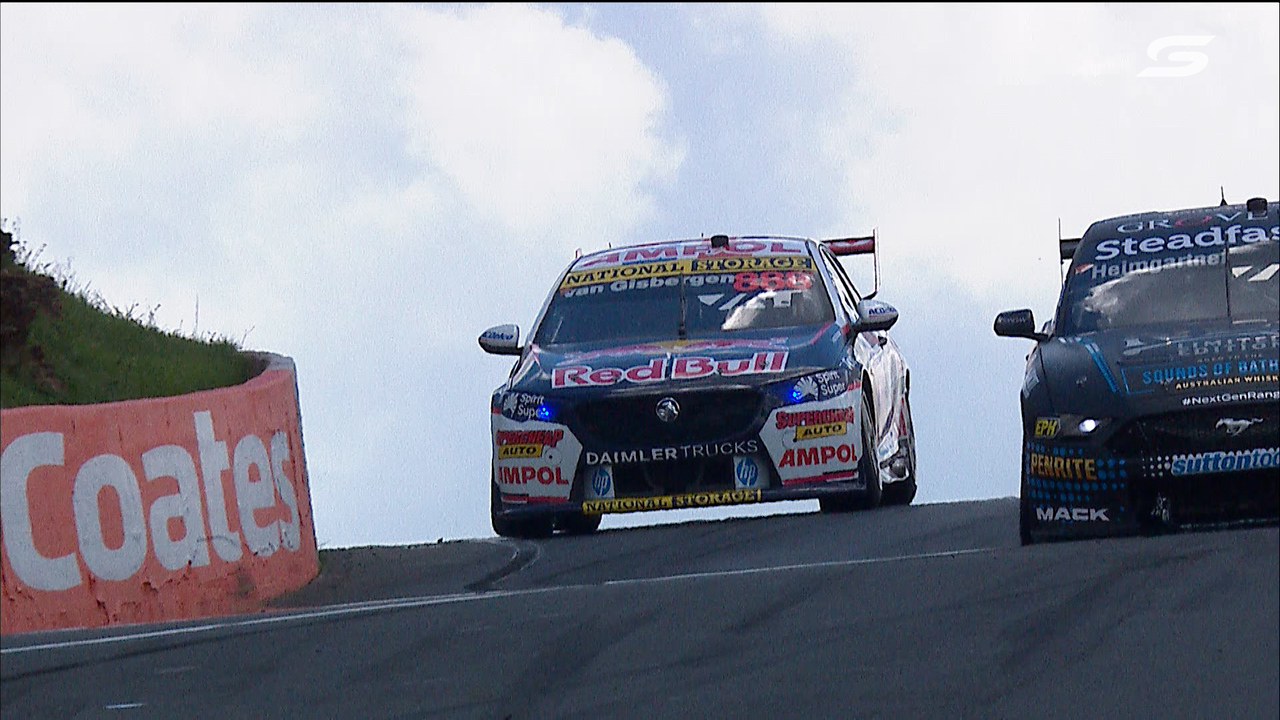 SVG dodges traffic during flying Practice lap | Supercars