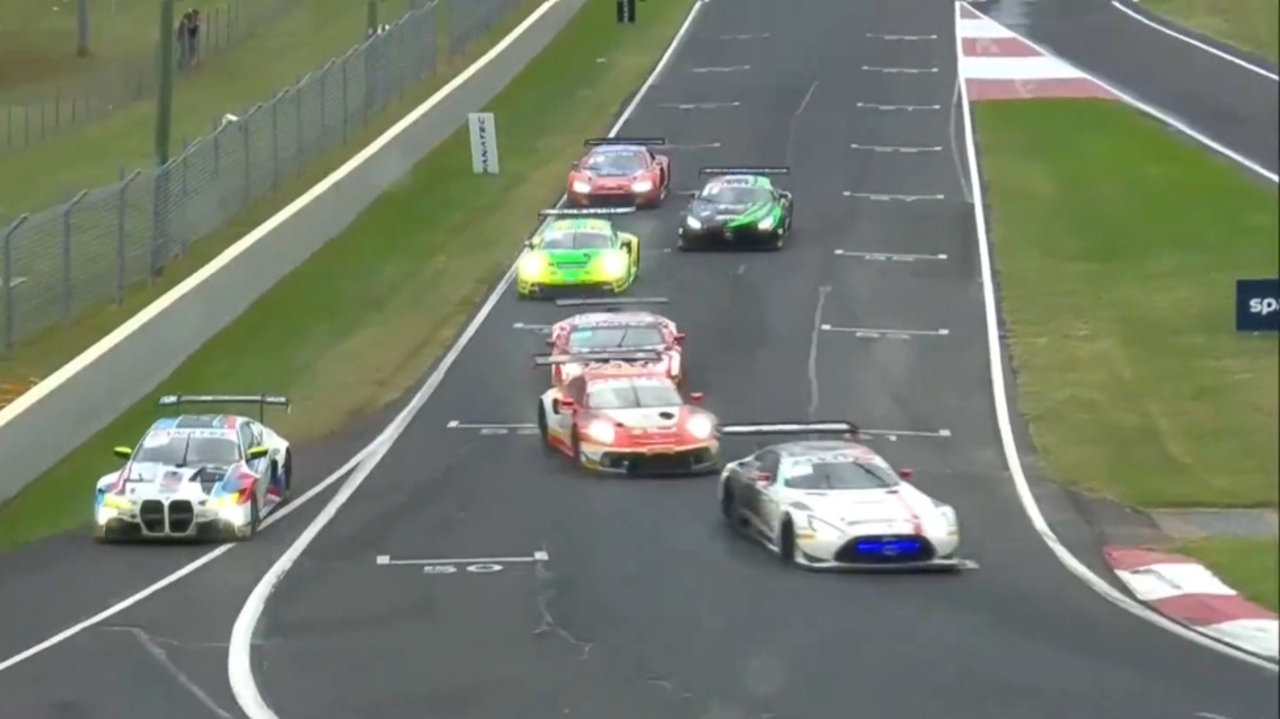 Near-miss for #46 BMW at Murray's Corner | Bathurst 12 Hour