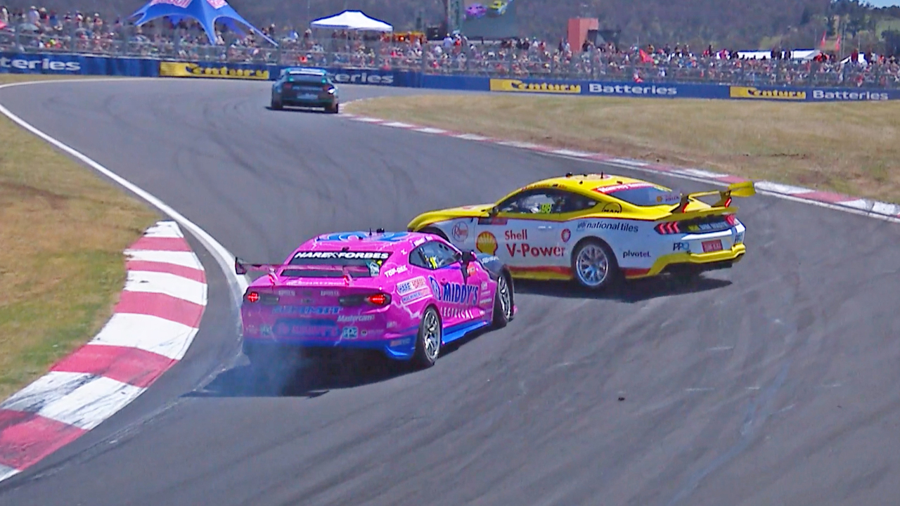 Fiore sends De Silvestro into a spin | Supercars