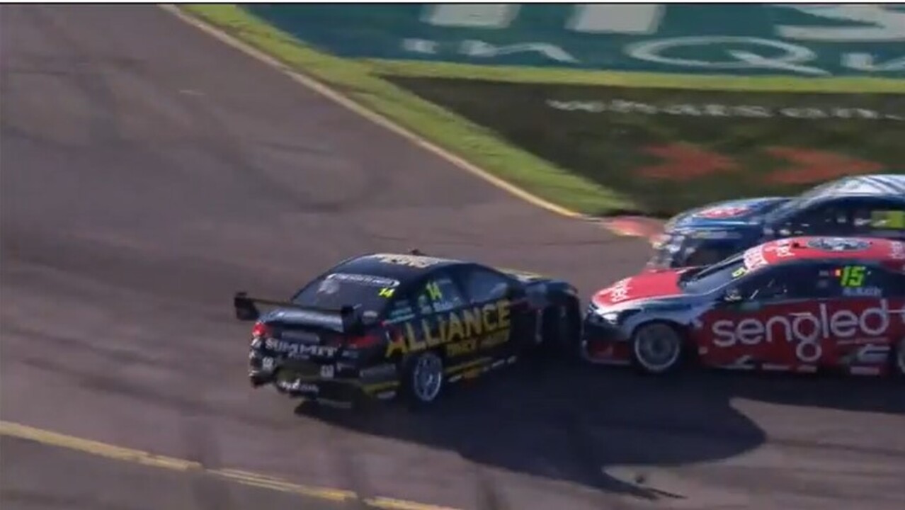 Rick Kelly, Slade and Percat collide | Supercars