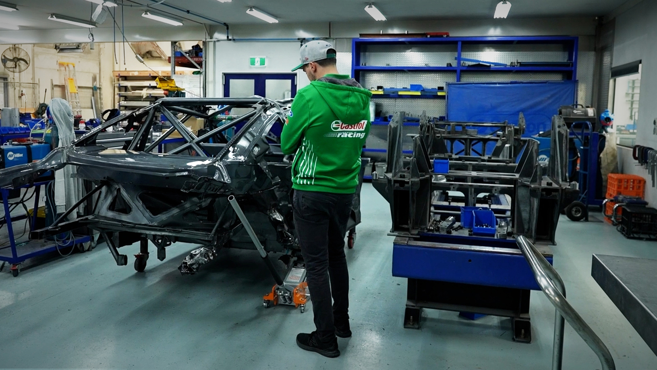Randle's first look at smashed chassis | Supercars