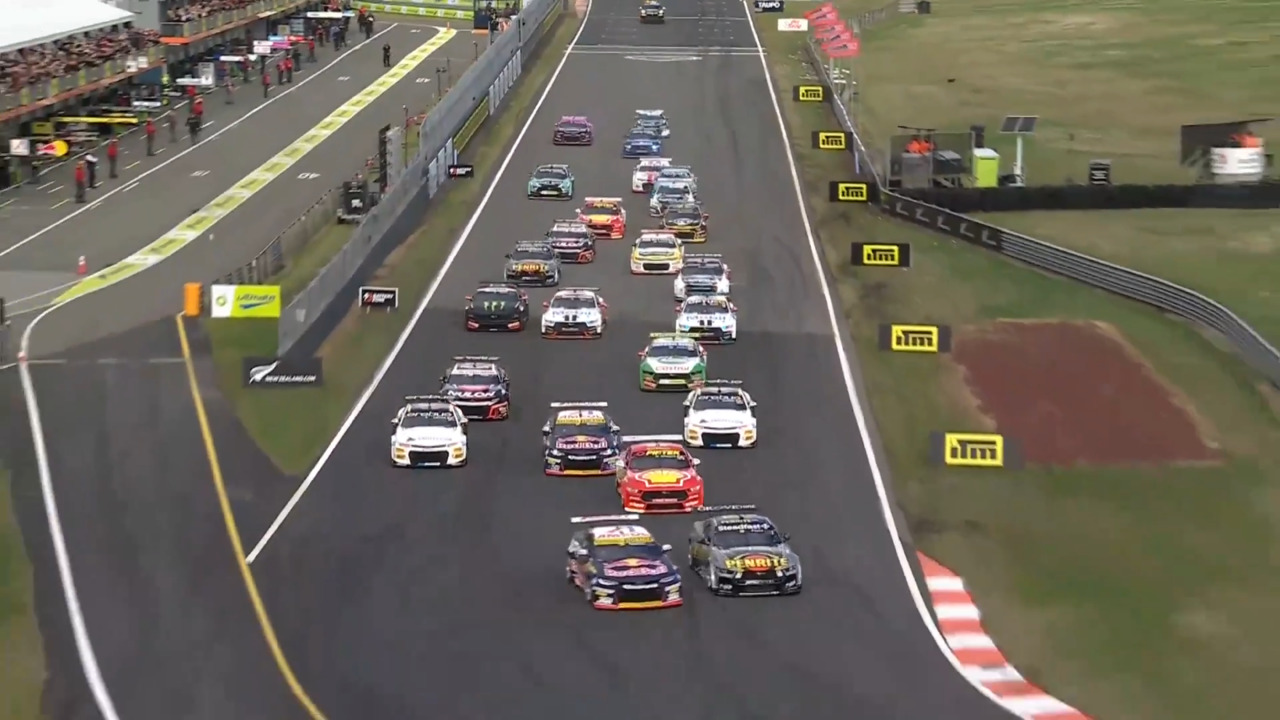 First lap: Payne beats Feeney to Turn 1 in frantic start | Supercars