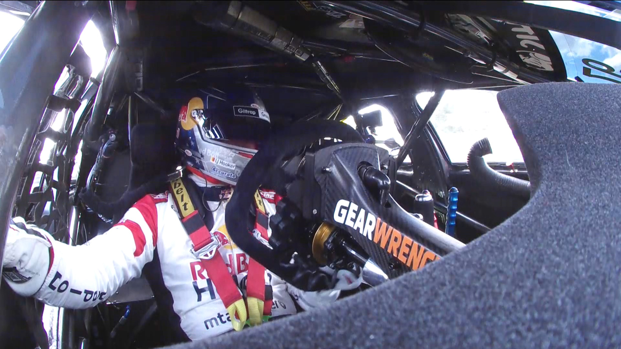 Van Gisbergen battles rogue driver's door | Supercars