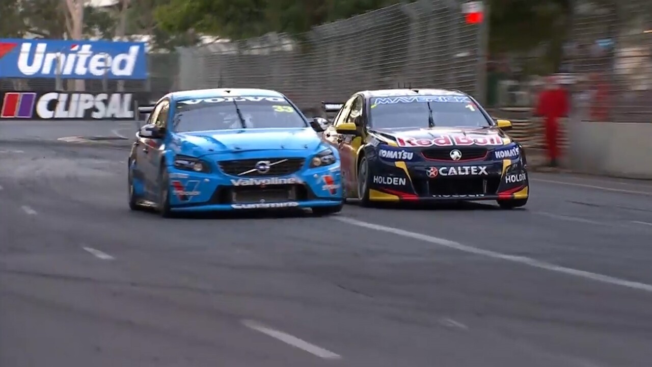 McLaughlin and Whincup's sensational last-lap battle | Supercars