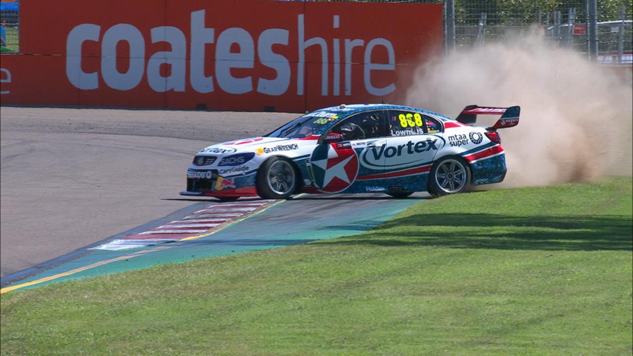 Lowndes avoids barriers after high speed spin | Supercars