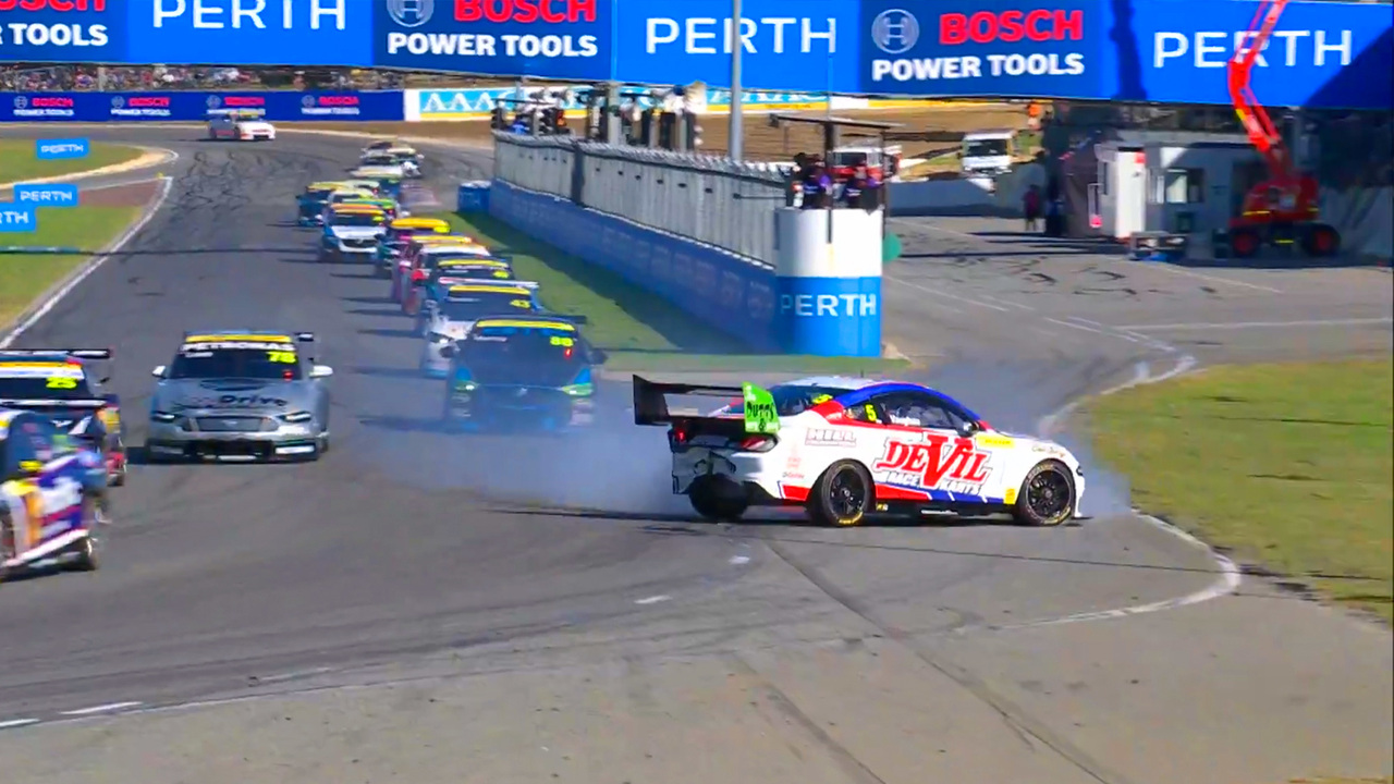 Bates spins Vaughan into the wall | Supercars