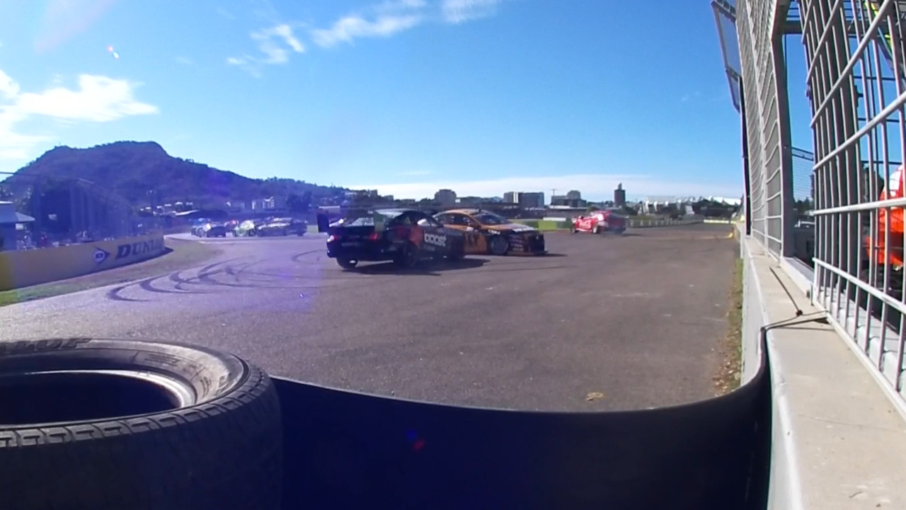 Synchronised spinning from Courtney and Pye | Supercars