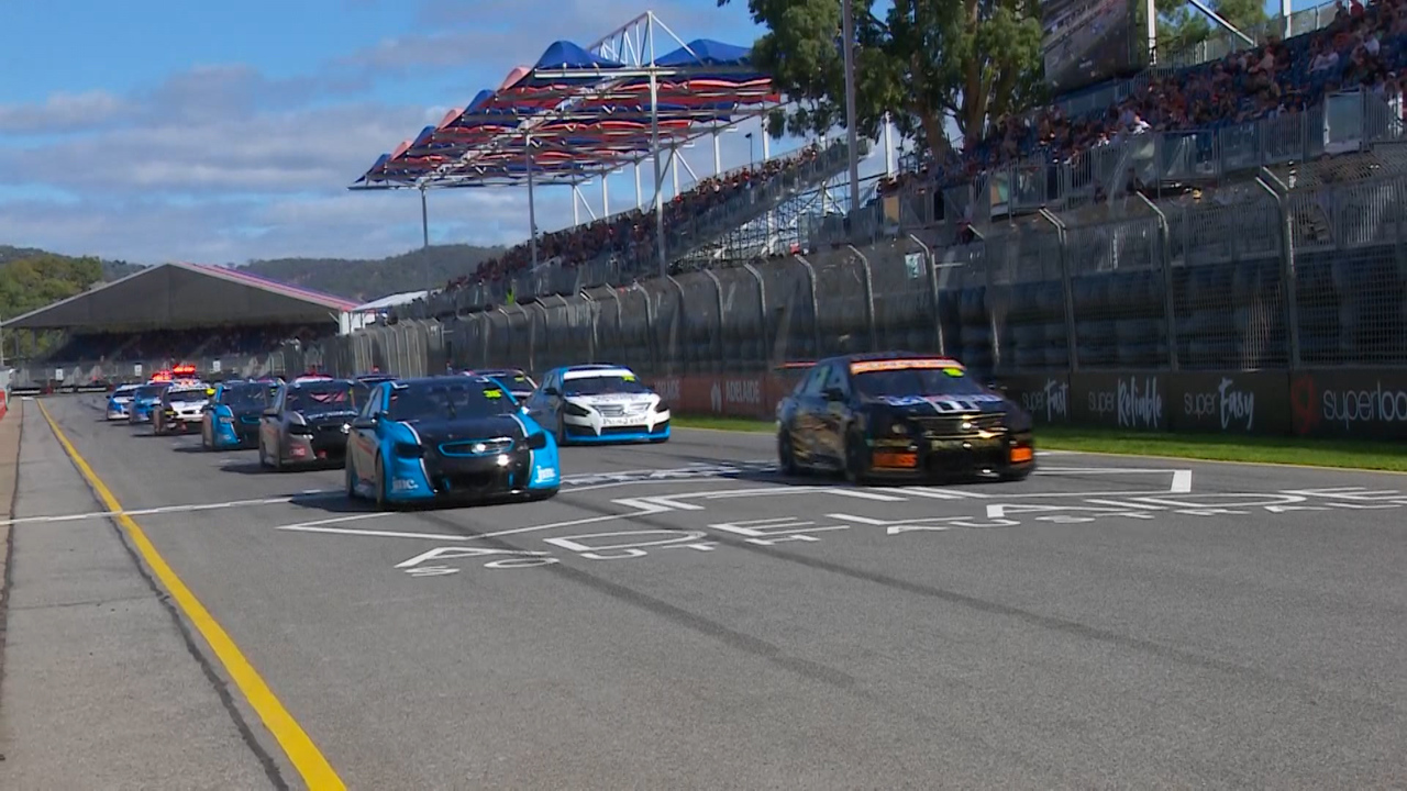 Randle narrowly avoids jump-start | Supercars