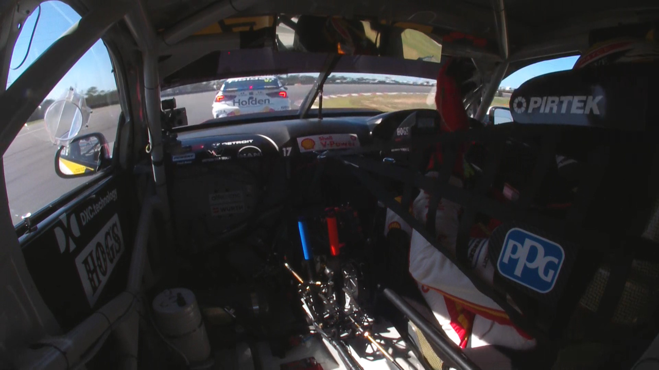 McLaughlin and van Gisbergen's Qualifying run-in | Supercars