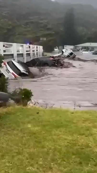Cars washed away at Cumberland River | Herald Sun