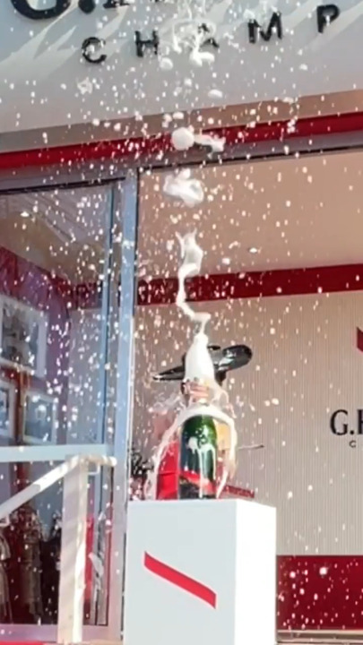 Jessica Watson’s bubbly mishap at the Mumm marquee | Herald Sun